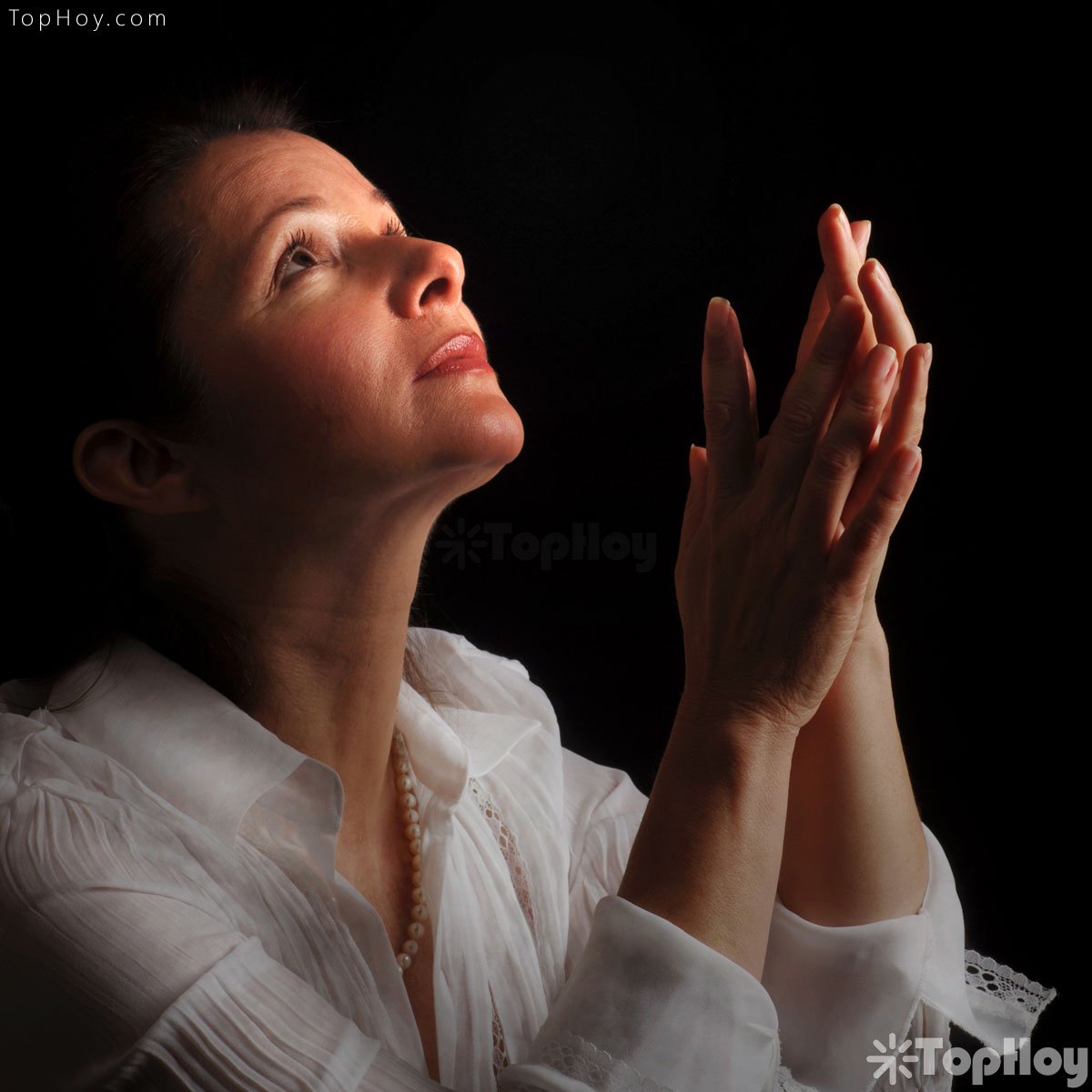 mujer rezando - TopHoy