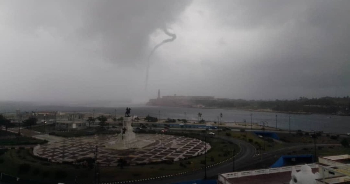 Reportan tromba marina en La Habana tras llegada del primer frente frío de la temporada