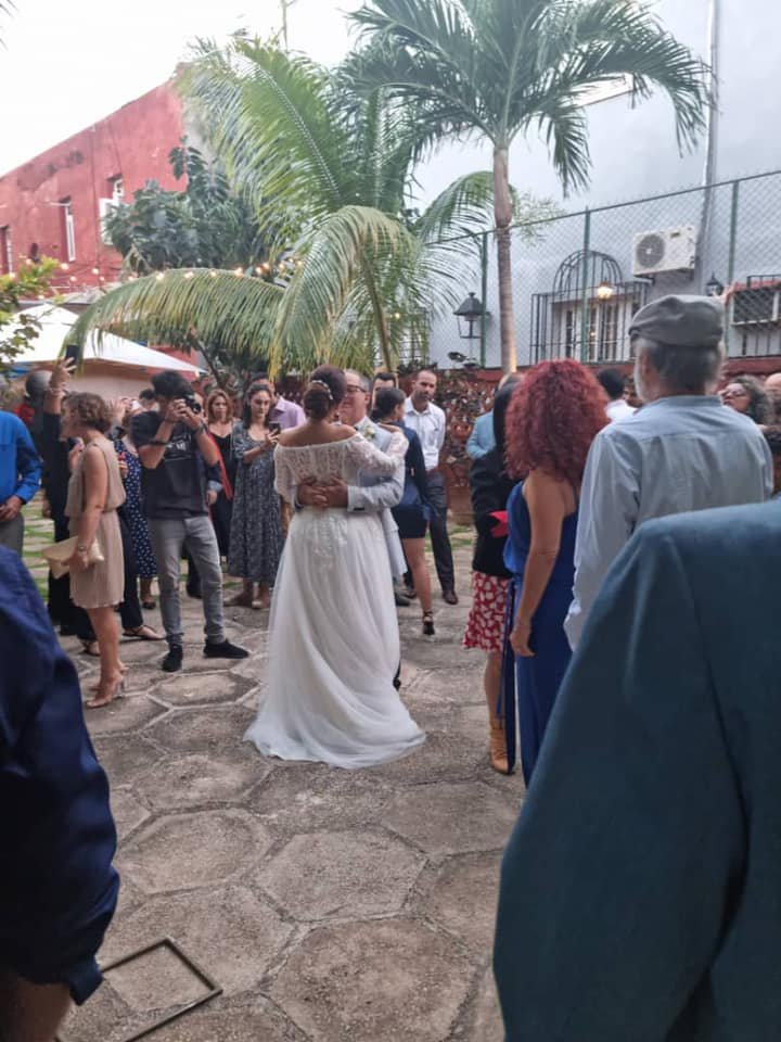 Actriz cubana Jacqueline Arenal y su pareja se casan (FOTOS)